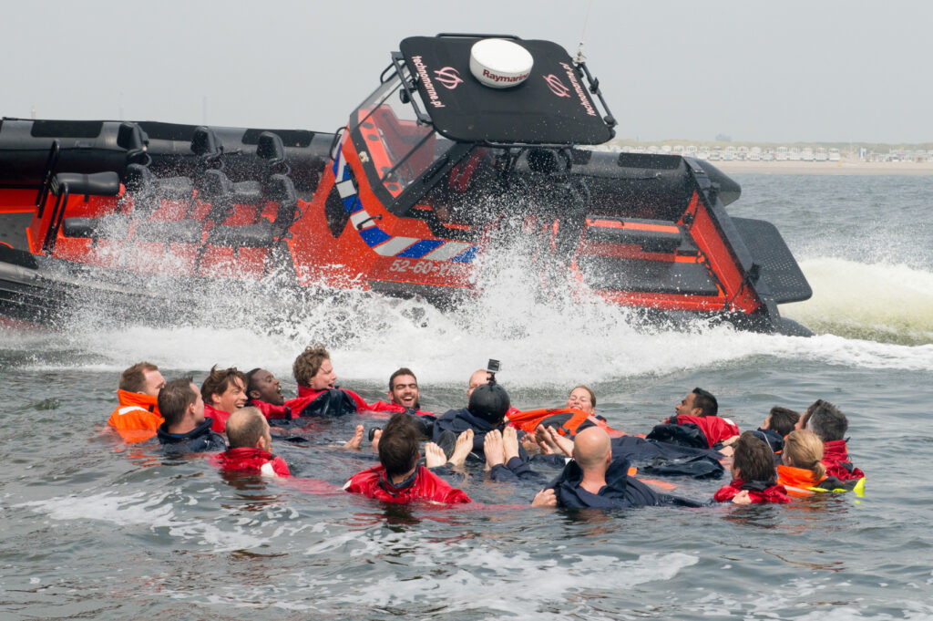 Varen met een RIB op de Noordzee vanaf strand Wijk aan Zee.