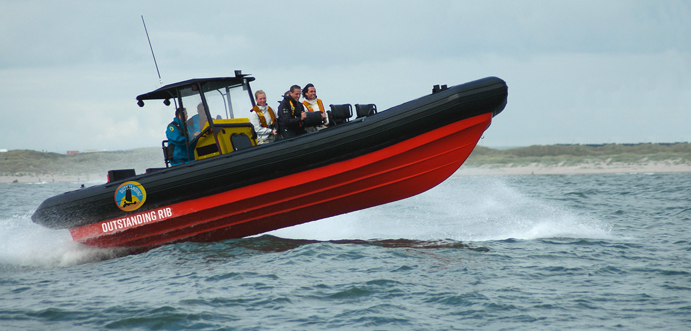 Varen met een RIB op de Noordzee vanaf strand Wijk aan Zee.